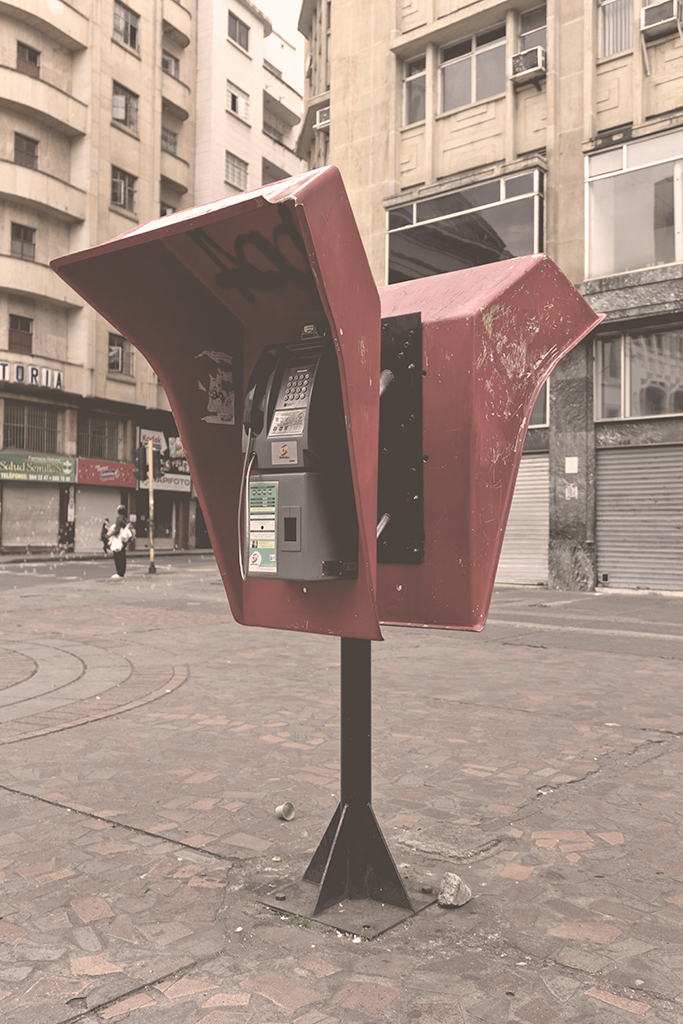Un teléfono público sonando en cualquier calle del mundo. – In Bloom